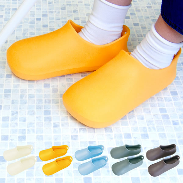 ほっこりしたシルエットのかわいいお風呂ブーツやわらかくて履きやすいバスブーツです。ほっこりした見た目で右左がなく、転がりにくい。すべりにくい素材で安心してお風呂掃除ができます。厚底底が厚くて、足にやさしい履き心地。また、浴室フロアの冷たさが...
