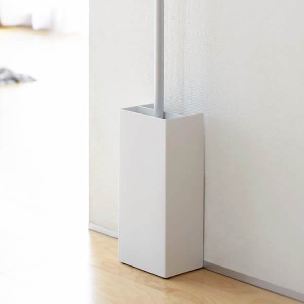 インテリアになじむ白い収納スタンド収納場所に困るフローリングワイパーと取替えシートをすっきり収納できる収納ケース。ワイパーとシートの収納場所が同じだから、掃除後シートを取替え、その場に収納。 お掃除の際の導線の短縮に役立つ収納用品です。奥行...