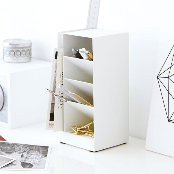 省スペース＆大容量なタワー型縦に長いタワー型の仕切り付きペンスタンド。スタイリッシュ四角いシンプル形状。 スチール製で高級感がありスタイリッシュ。仕切り付き5つに仕切られており、種類ごとに仕分けて収納可能です。長い定規やDMも収納脇のスペー...