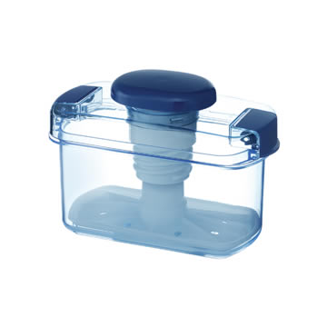 旬の野菜で手軽に漬け物づくりハンドルを回して加圧する、卓上漬け物容器。少量の野菜に適したコンパクトサイズ。冷蔵庫の扉ポケットに入ります。蓋は開閉がラクなワンタッチロック式。容量の目安:きゅうり/2〜3本　なす/1〜2個 大根/200〜250...