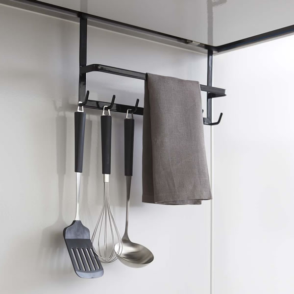 使いやすくどんなシーンにも合わせやすいキッチンシリーズレンジフードに引っ掛けるだけの7連フックとタオルバーがついたキッチン収納。レンジフードに引っ掛けるだけで新たな収納スペースが生まれます。上段のバー部分にはタオルやレードルを引っ掛けること...