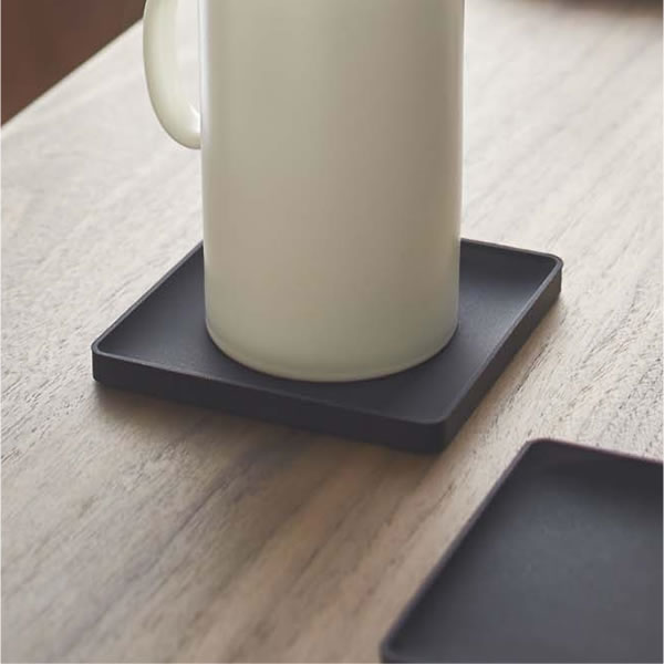 シンプルかつスタイリッシュなデザインが人気シンプルなデザインで使いやすい立体型コースター。シリコン製だからテーブルの上でも滑りにくく、汚れたら丸洗いも可能。フチが少し高くなっているので、冷たい飲み物などを置いても水滴をしっかりキャッチ。きれ...