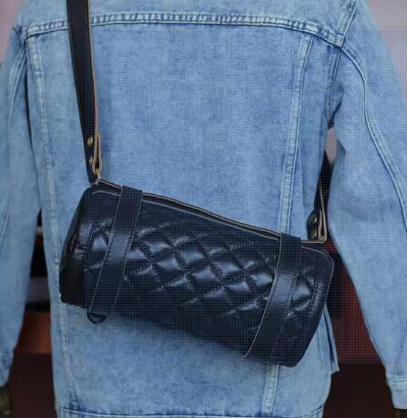 採寸は下記通りです。 サイズ横28cm×円直径13cm ■素材　馬革 ■生地備考　 　【透け感】なし　　　【生地の厚さ】普通　　　【伸縮性】なし ■生産国　　中国製 ■注意事項 ※寸法は商品を平置きにし、外側から採寸したサイズです。メジャー...