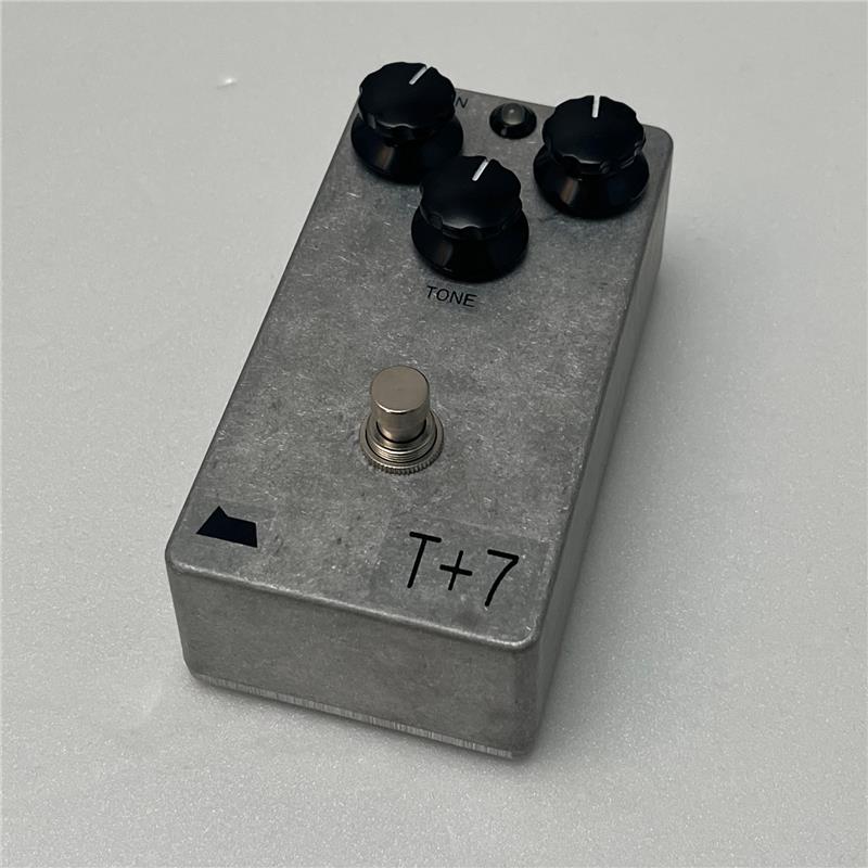 ■商品紹介T+7 はロシア製 Big Muff のサウンドを再現したモデルです。様々なバリエーションのあるロシア製 Big Muff の中でも Green Civil War といわれる個体を参考に、厳選した NOS のトランジスタやダイオ...