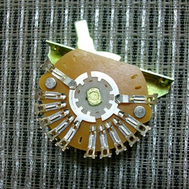 ■商品紹介耐久性に優れ、高級感溢れるオープンタイプのレバースイッチです。US規格(#6-32)のスクリューホール、レバー先端の形状を採用しております。このスペックで脅威の価格を実現致しました。さまざまな特殊配線を可能にする4回路5接点のスイ...