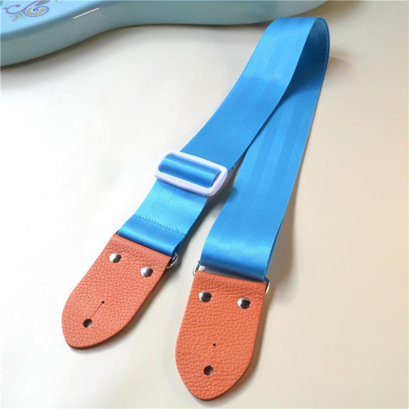 ■商品紹介■デザインザ・カラフル！なtsundrum_chanらしい「カラフルシートベルトギターストラップ」第二弾が登場！滑らかで肌辺りもよい色とりどりのシートベルト素材と、それに負けない目の覚めるような鮮やかなストラップエンドを合わせ、ポ...