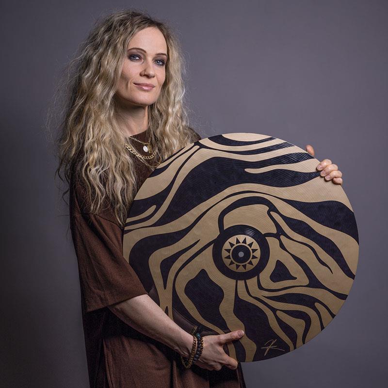 ■商品紹介Artist Design Cymbals MEINLが誇る高度なエングレイビング技術を駆使し、トップアーティスト自らが描き下ろしたアートワークをシンバルへと刻み込む新プロジェクト「Artist Design Cymbals」が登...