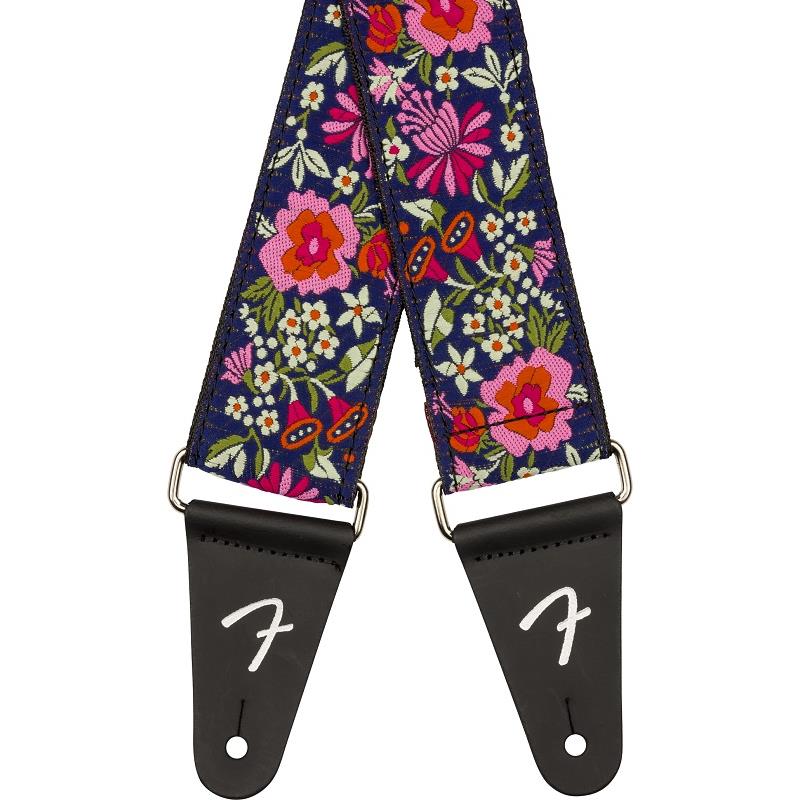 ■商品紹介Mosaic Jacquard Strapは、鮮やかなマルチカラーの刺繍デザインと、究極の快適さを実現する丈夫なシートベルト裏地が特徴です。シルバーハードウェアとレザーエンドがアクセントのこのUSA製ストラップは、人目を引くデザイ...