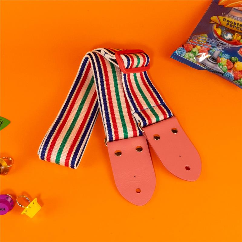 ■商品紹介■デザイン様々な元気カラーが縦に走るストライプ柄のアクリルテープでつくった「カラフルストライプギターストラップ」の、ストライプ同様ポップなカラーのストラップエンドがリニューアルいたしました！賑やかな色々のストライプが走るアクリルベ...