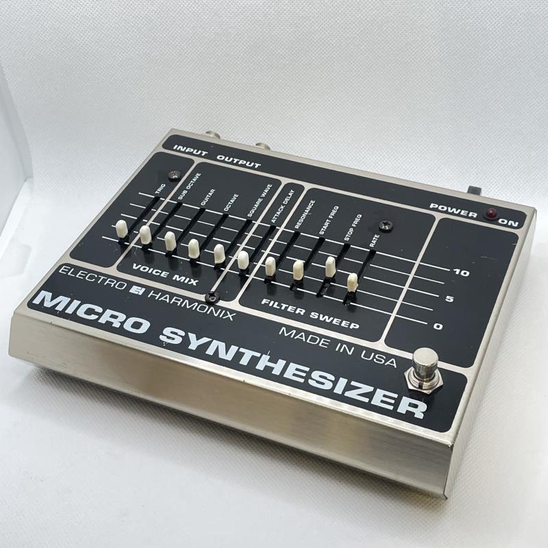 ■商品紹介1970年代後半から製造されている伝説的なアナログ・ギター/ベース・シンセサイザーです。現行のコンパクトな復刻版（XOシリーズ）とは異なり、大型の弁当箱のような筐体と、スライダーやツマミが多数配置された特徴的なルックスを持っていま...