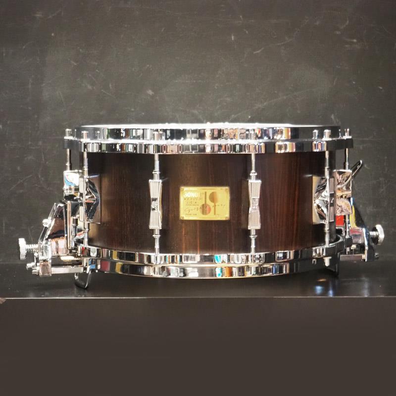 ■商品紹介【SONOR Signatureシリーズの中古品が入荷致しました！】1980年代の最上位機種として数々のレコーディングやライブで活躍し、ドラマー憧れのモデルとなっていたシグネチャー・シリーズ・スネアです。厚さ12mmのビーチ材を使...