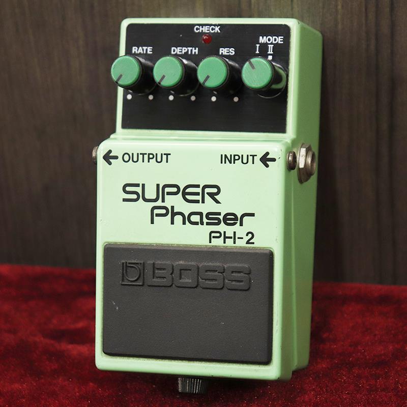 ■商品紹介BOSSコンパクトエフェクターにフェイザーが登場したのは1977年。OD-1、SP-1と同時にボスコン第1弾のひとつとして「PH-1 Phaser」が発売されました。その後、1980年にはRESONANCEコントロールを追加した改...