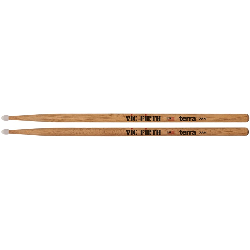 ■商品紹介【VIC-FIRTH TERRA】VIC FIRTH (ヴィック・ファース）社の新ドラムスティックシリーズ「TERRA」は、ヒッコリーの木目を際立たせる独自の染色（スティン）加工が大きな特徴です。同じ模様のスティックは他にひとつと...