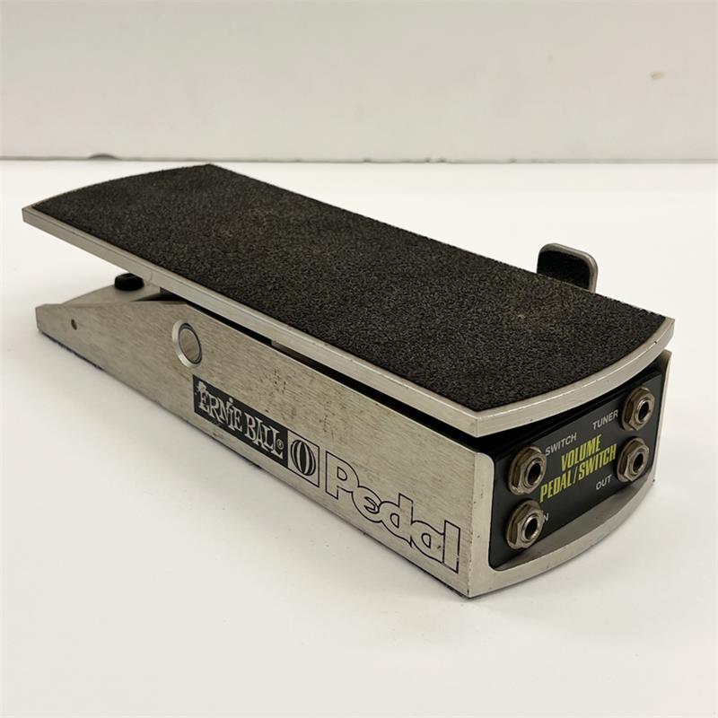 ■商品紹介隠れた名機、「ERNIE BALL #6168 Switch」の中古品が入荷！フットペダル部のつま先にプレートスイッチを装備したモデルです。ボリュームペダルとしてのコントロールとは別に独立したサーキット構造を持っており、アンプのチ...