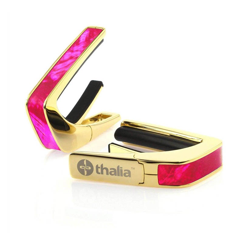 ■商品紹介これまでにないデザイン性と機能性に優れたカポタスト『Thalia Capos / タリア・カポ』。従来のカポとは一線を画す、見た目にも豪華なエキゾチック・ウッドやエキゾチック・シェル、彫刻や筐体のメッキ / フィニッシュ / カラ...