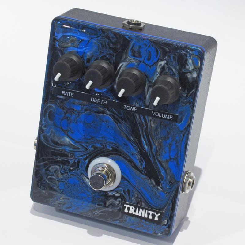 ■商品紹介TRINITY FLUID CHORUSは、初期のアリオンコーラス SCH-1の回路を基本にアリオンコーラスのモディファイの経験も活かし、低域が強調され過ぎる事もなく、スッキリ明瞭なサウンドが特徴です。また、SCH-Zではエフェク...