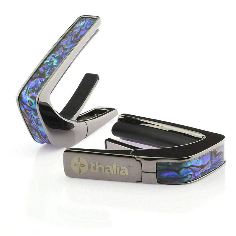 ■商品紹介これまでにないデザイン性と機能性に優れたカポタスト『Thalia Capos / タリア・カポ』。従来のカポとは一線を画す、見た目にも豪華なエキゾチック・ウッドやエキゾチック・シェル、彫刻や筐体のメッキ / フィニッシュ / カラ...
