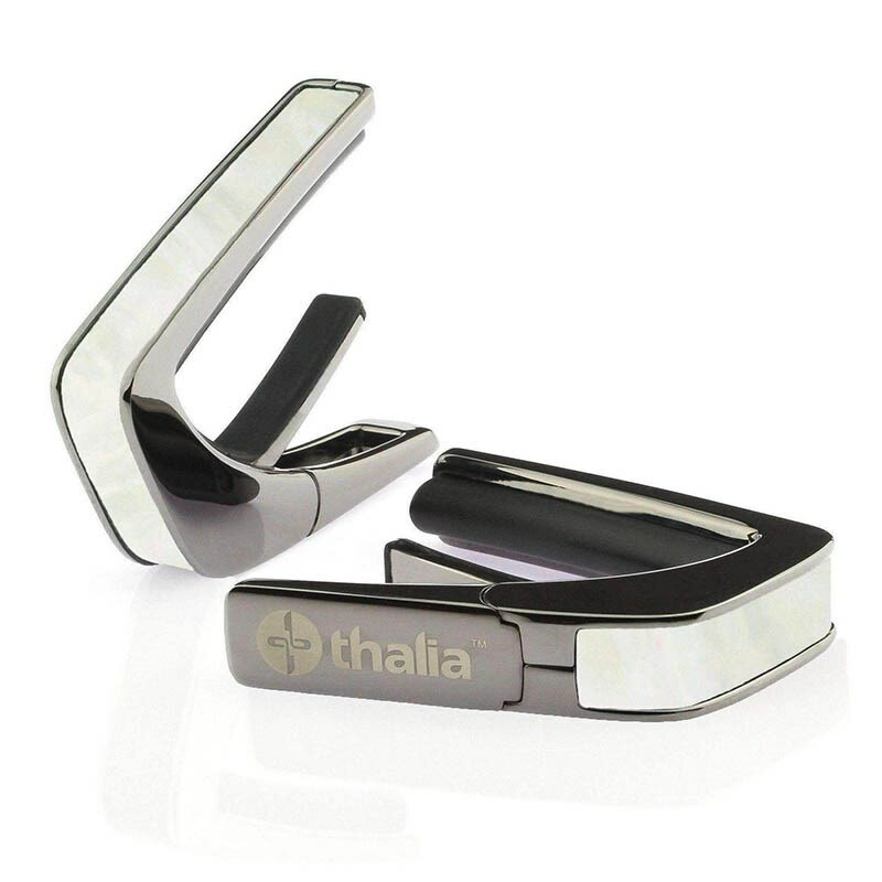 ■商品紹介これまでにないデザイン性と機能性に優れたカポタスト『Thalia Capos / タリア・カポ』。従来のカポとは一線を画す、見た目にも豪華なエキゾチック・ウッドやエキゾチック・シェル、彫刻や筐体のメッキ / フィニッシュ / カラ...