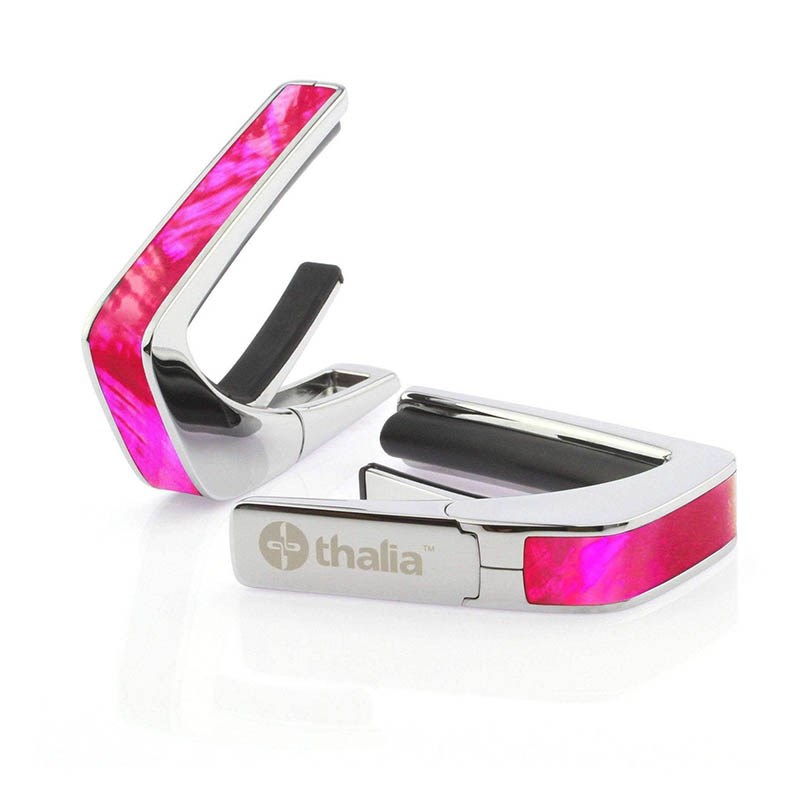 ■商品紹介これまでにないデザイン性と機能性に優れたカポタスト『Thalia Capos / タリア・カポ』。従来のカポとは一線を画す、見た目にも豪華なエキゾチック・ウッドやエキゾチック・シェル、彫刻や筐体のメッキ / フィニッシュ / カラ...