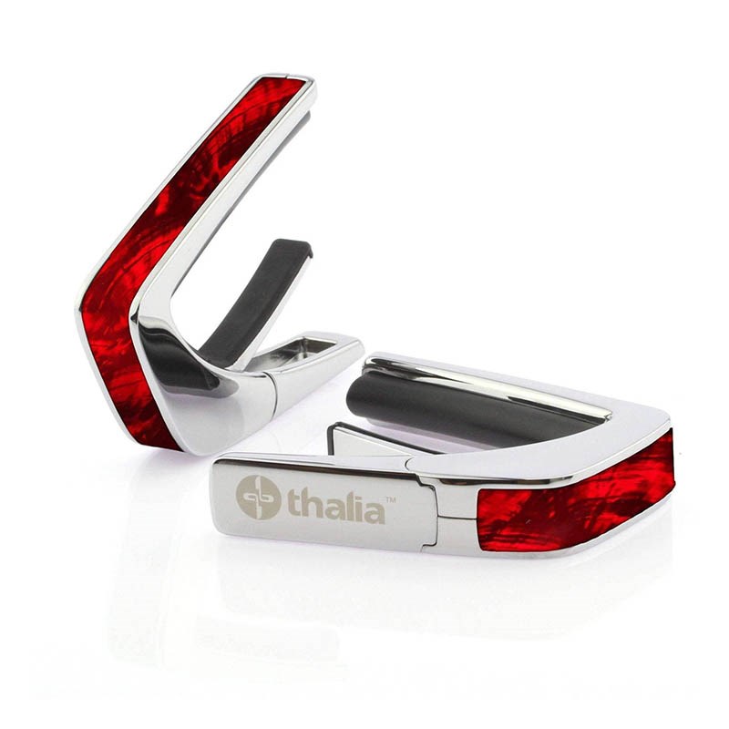 ■商品紹介これまでにないデザイン性と機能性に優れたカポタスト『Thalia Capos / タリア・カポ』。従来のカポとは一線を画す、見た目にも豪華なエキゾチック・ウッドやエキゾチック・シェル、彫刻や筐体のメッキ / フィニッシュ / カラ...