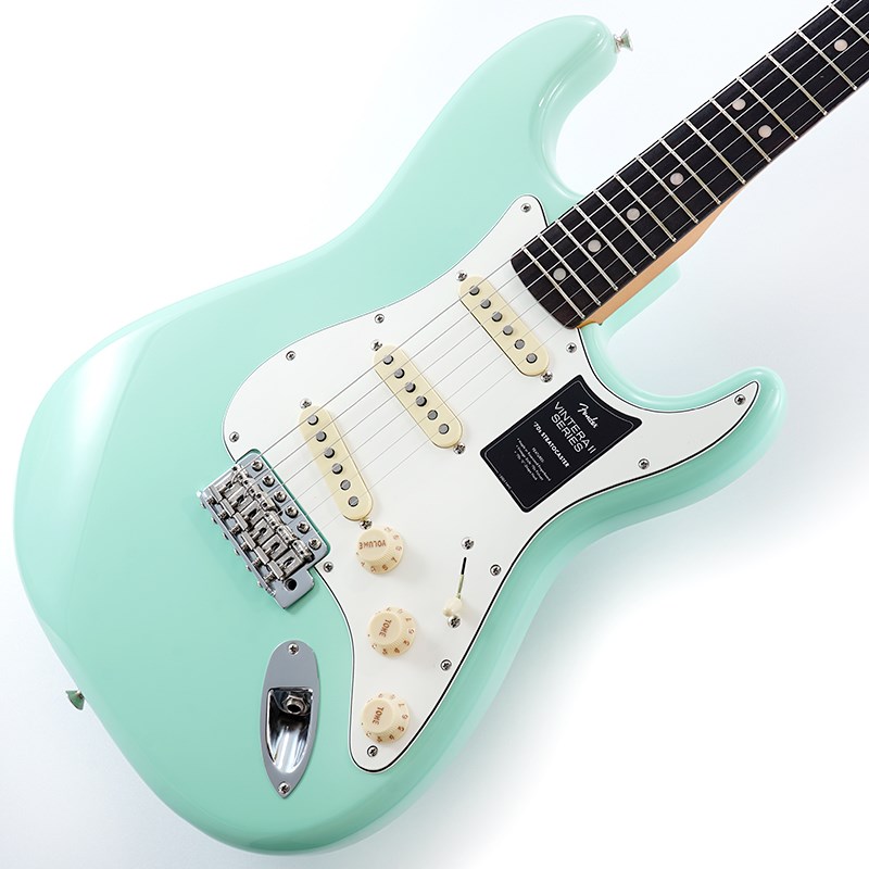 ■商品紹介Vintera II 70s Stratocasterは、70年代のタイムレスなサウンドを現代に蘇らせ、フェンダーならではのアイコニックなルックス、インスピレーション、比類ないトーンを提供します。Vintera II 70s St...