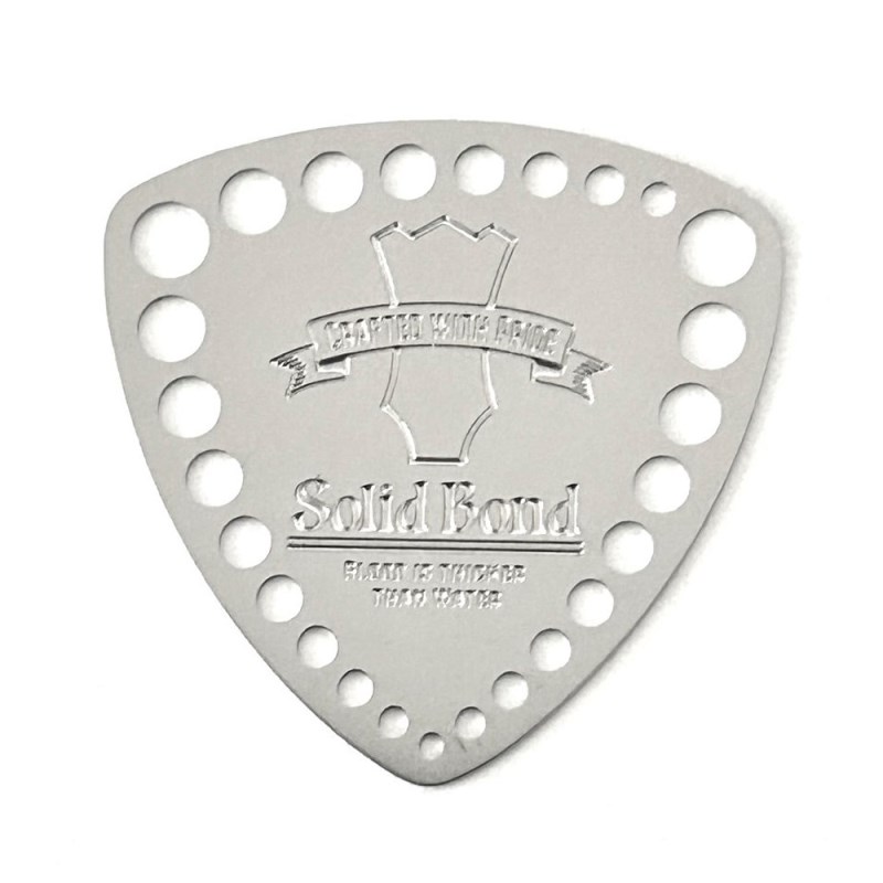 ■商品紹介ステンレス素材のピックは硬くてアタックが速いのが特徴です。さらにSolid Bond PICK STAINLESSは、ピックの周りに大きさの違った丸穴（大きい丸穴〜小さい丸穴）を配置することで、3点がそれぞれ違ったピックニュアンス...
