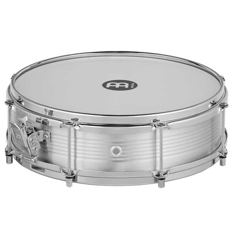 ■商品紹介Samba シリーズ・Aluminum Caixa は、シリーズ名の通り、主にサンバミュージックで用いられるスネアドラムです。軽快な音色、鋭く突き抜けるようなリムショットのキャラクターが最大の魅力です。そのカイシャサウンドは、サン...