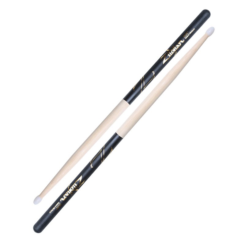 ■商品紹介[Hickory Series 5B / Nylon Tip / Natural Finish / Black DIP]＜5B Nylon Tip＞5Aより少し太めのグリップとナイロン製のティアドロップ型のチップを採用し、しっかり...