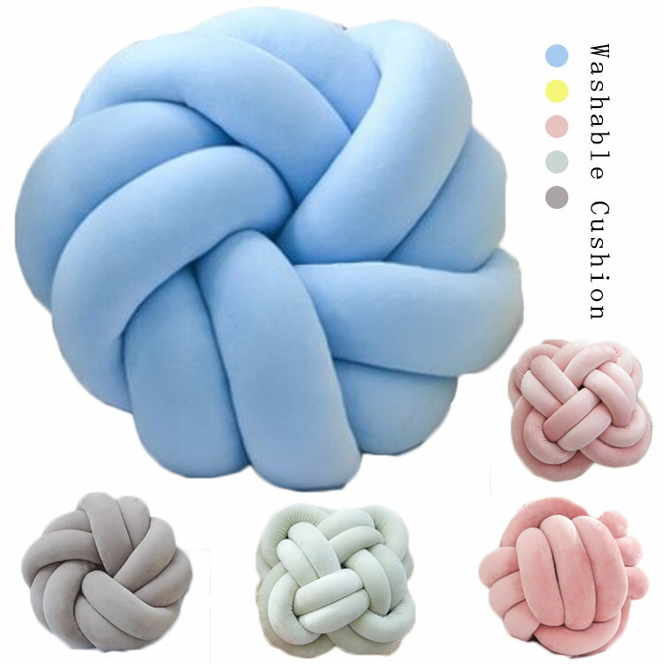 KNOT（ノット）クッションのKNOTとは、『結び目』という意味です☆長いニットチューブで作られた好奇心をそそられる可愛らしいデザインのクッションです♪柔らかな伸縮性と優しい触り心地が魅力です。暖かみのあるニット素材。でも、柔らかすぎずクッ...