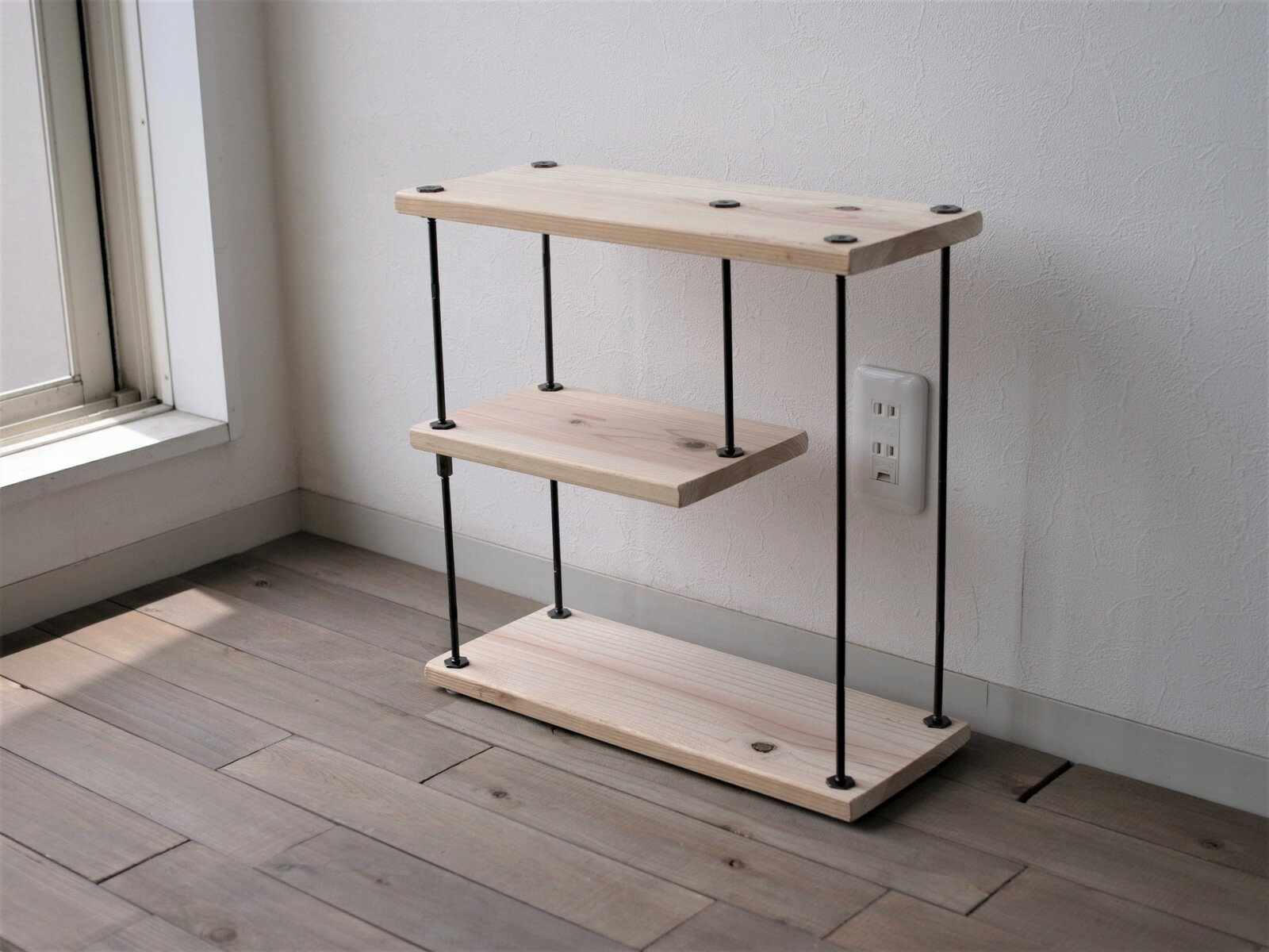 商品情報サイズH450mm×W450mm×D210mm材質アイアン・杉無垢材色ナチュラル色商品説明creemaテレビCM掲載商品「ライフスタイルを語る篇」「いい男を語る篇」完成品でのお届けになります。棚はボルトで固定しておりますのでしっかり...