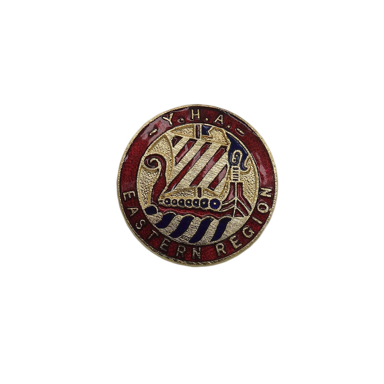 イギリスから入荷しました、レトロなピンバッジ ブローチ。 YHA ( Youth Hostels Association ) ユースホステル協会。 バイキング船が描かれています。 -英国雑貨,ビンテージ,バッチ,お洒落- 縦　約2.6cm ...