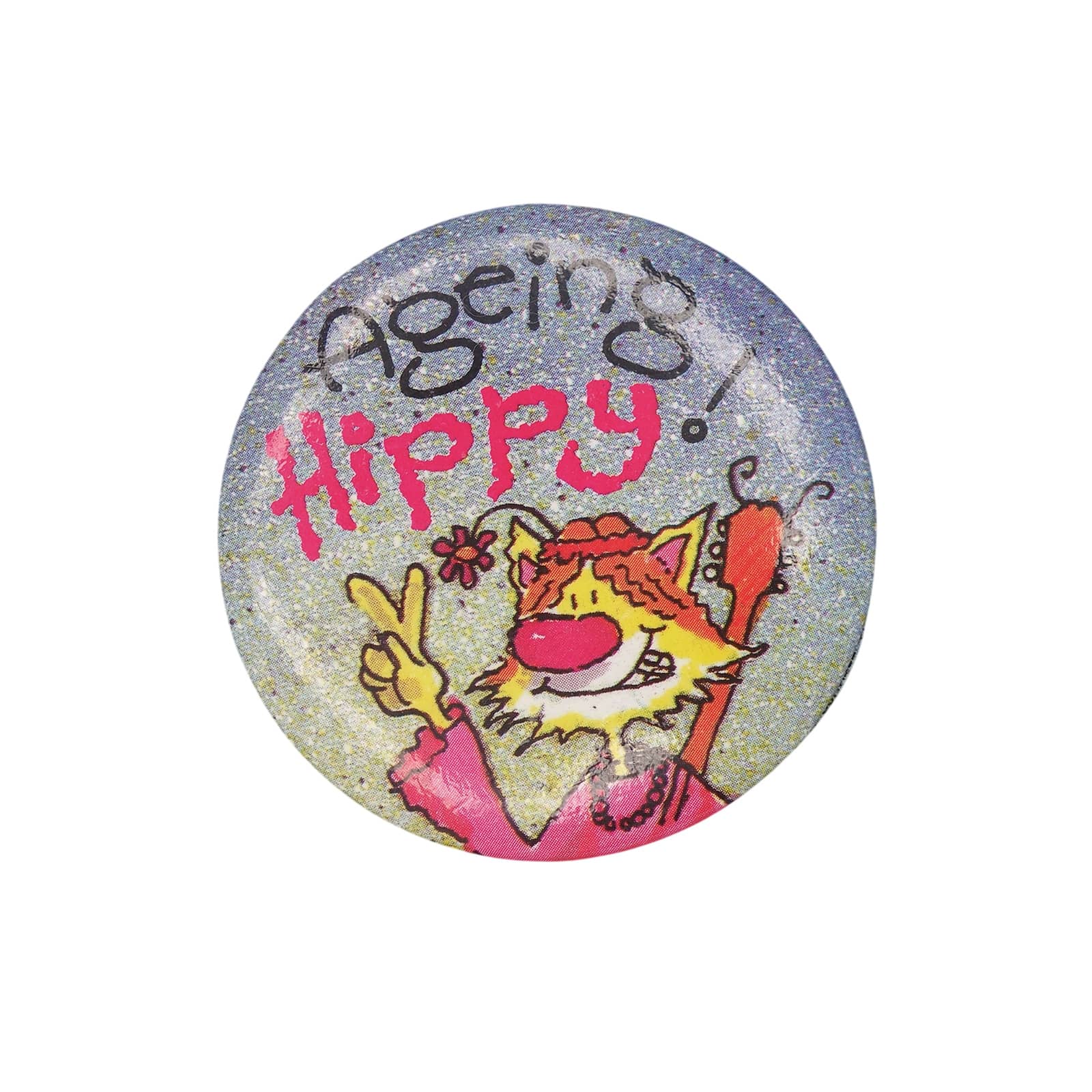 イギリスから入荷しました、レトロな缶バッジ。 Ageing! Hippy(年季の入ったヒッピー)。 自虐的なメッセージに、ピースサインを掲げるファンキーな猫。 -バッチ,服飾,ビンテージ- 縦 約5.6cm 横 約5.6cm ＞＞　ピンズを...