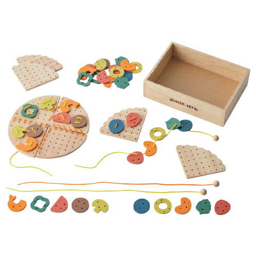 達成感を得たり集中力を高めるクラフト要素のあるひも通しです。●内容／生地パーツピザ・生地パーツタルト各4、トッピングパーツ40、ひも10（黄、オレンジ各5）、収納木箱●サイズ／生地パーツ：13×13×厚さ0.8cm、収納木箱：29×21.5...