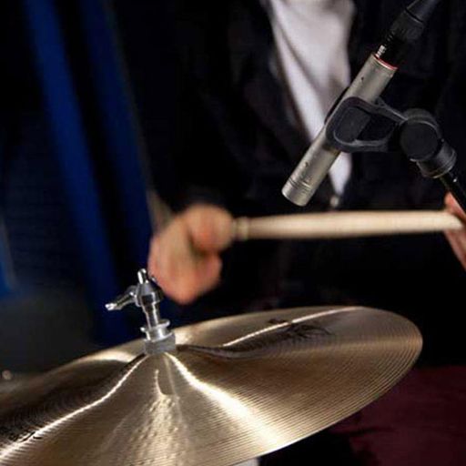 楽器の奏でる繊細な響きまで録音する、スモールダイアフラムを搭載したペンシル型コンデンサーマイクです。