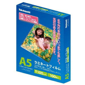 ■商品特長 ●サイズ：A5/タテ154×ヨコ216mm ●入数：100枚 ◆水に強い！！汚れに強い！！ ◆油性マジックならフィルム面にも記入OK！！ ◆ハリのあるPET材ベースのフィルム ◆100μm 柔らかくて手になじむ厚みです。 大量使...