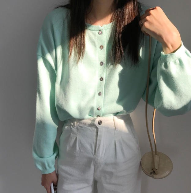 【カラー】ブルー、ホワイト、グリーン、イエロー、ブラック、ピンク、オレンジ、ブラウン、ライトグリーン【サイズ(cm)】着丈58　胸囲118　肩幅59　袖丈52カラバリ豊富のおしゃれなカーディガン♪ノーカラーですっきり見せてくれます☆お友達と...