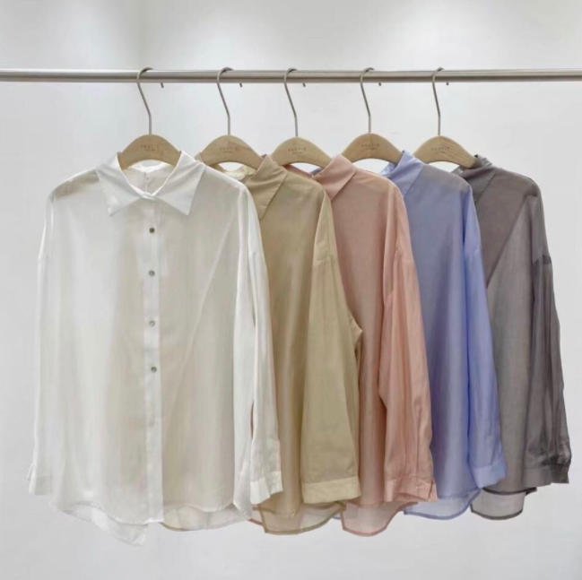 【カラー】ホワイト、ピンク、ベージュ、グレー、ブルー【素材】綿【サイズ(cm)】着丈73　胸囲116　肩幅45　袖丈62カジュアルスタイルにぴったりなシアーシャツです♪バックのデザインがおしゃれです☆【商品コード】TP-227R■注意点・お...