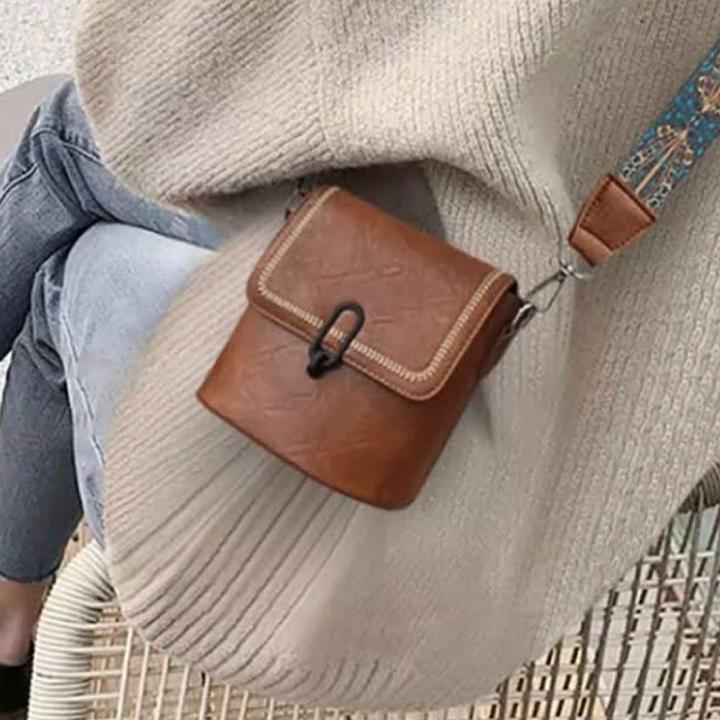 シンプルデザインのミニショルダーバッグ小さめサイズだけど収納力抜群オールシーズン使えるのが嬉しいショッピングやレジャーなど身軽に出掛けたい時にピッタリ♪【カラー】ブラック/コーヒーカラー/ライトブラウン/ダークブラウン【サイズ(cm)】幅1...