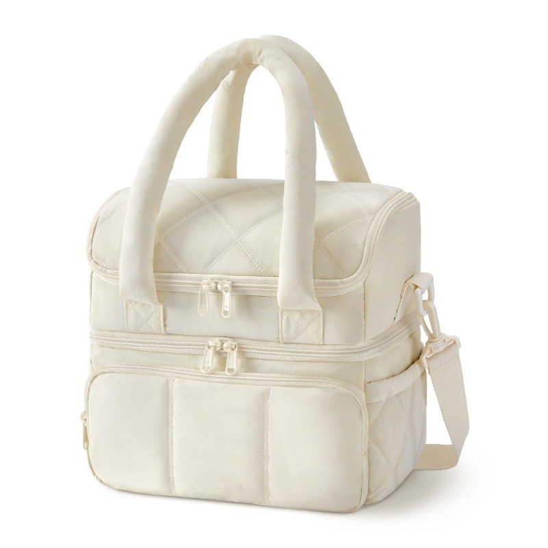 この保温バッグは、二層構造により優れた保冷・保温性能を発揮します。ランチバッグとしてはもちろん、ピクニックやアウトドアでの使用にも最適です。コーラ保冷ポーチとしても活用でき、飲み物や食べ物を新鮮に保ちます。デザインはシンプルでありながら機能...