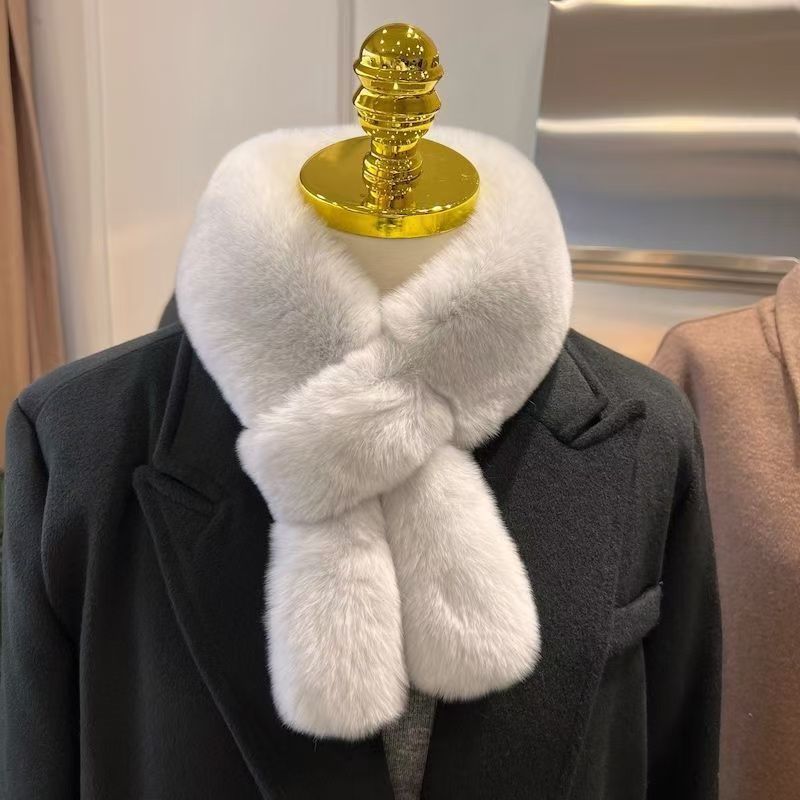 このふわふわ可愛いウサギの耳デザインのレディースファースカーフは、冬の寒さから首元をしっかりと保護します。両面厚手の素材を使用しており、保温性に優れていますので、寒い季節でも快適に過ごせます。ウサギの耳を模したデザインが特徴で、見た目にも可...