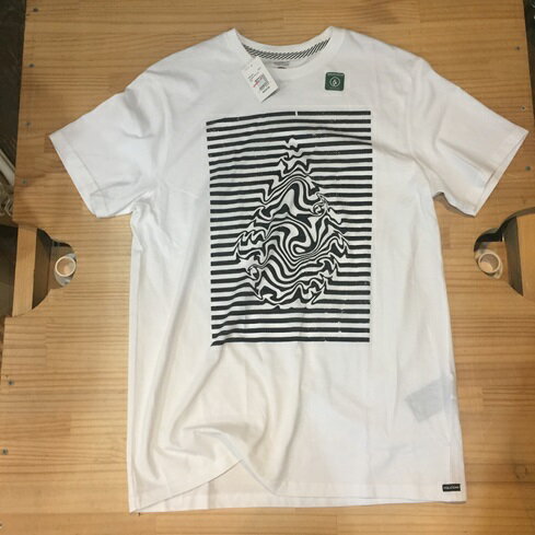 ボルコム Tシャツ メンズ 半袖 プリント ストリート スケート サーフ カジュアル 新品 Volcom STONE TRIP S/S TEE 【送料無料】 VOLCOMらしいデザインで、シンプルなコーデにも存在感をプラス。スケートやサーフ...