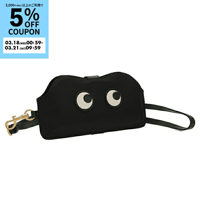 コメント 「EYES(アイズ)」ストラップ付き サングラスホルダー ANYA HINDMARCH アイコンコレクション、キュートな目玉をあしらった「EYES」。本作はストラップ付きのサングラスホルダー。バッグチャームのようにバッグにつけたり...