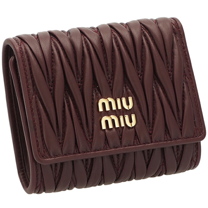コメント 「MATELASSE(マテラッセ)」ダイヤキルティング レザー 折り財布 ダイヤ型のキルティングを施したmiumiu定番素材「MATELASSE」。華やかでありながら上品な印象のMATELASSEは、柔らかくしっとりとした手触りと...
