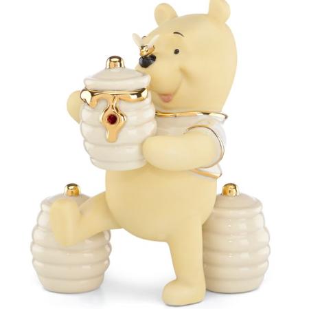 くまのプーさん はちみつ プーさんからあなたへ ディズニーは、レノックス（LENOX）作品です。表情や仕草もとってもキュートです。プーさんが持つはちみつ入りのタルにはキラりと光るラインストーンの誕生石がついています。 1月〜12月ですべて色...