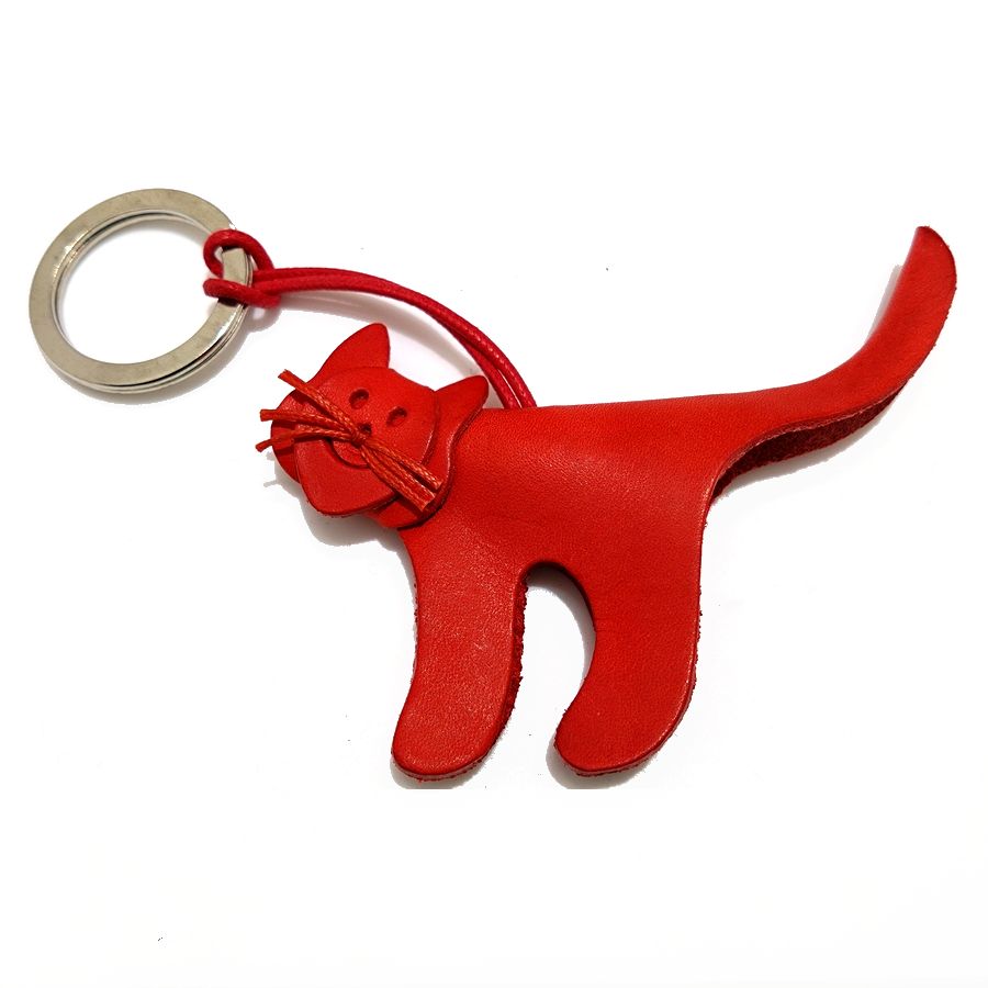 ■ LEATHER KEYHOLDER（レザーキーホルダー） 【 モチーフ 】 アカネコ ●コメント 「赤猫」の幸運という話は、世界中で様々なバリエーションがありますが、一つ例を挙げると、ある日、一人の旅人が道端でまyぉっていました。すると...