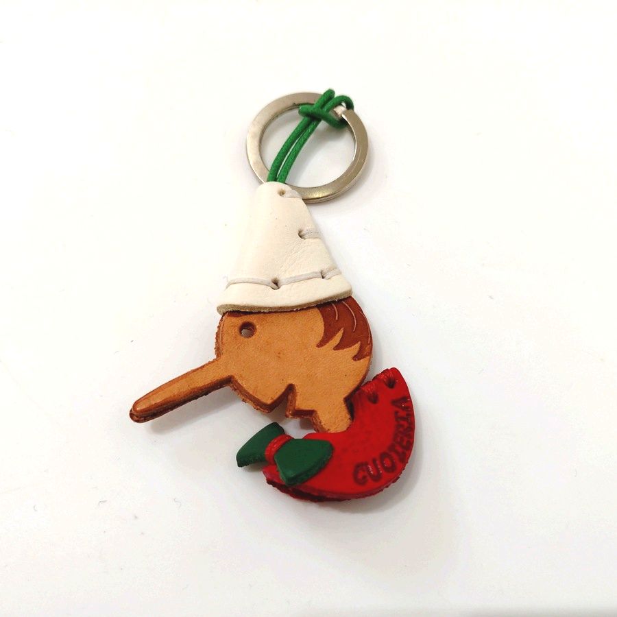 ■ LEATHER KEYHOLDER（レザーキーホルダー） 【 モチーフ 】ピノキオ 【 COLOR 】ブラウン×ホワイト×レッド×グリーン 【 SIZE 】本体 / 横：5cm×縦：7cm 【 生産国 】 MADE IN ITALYラ・...