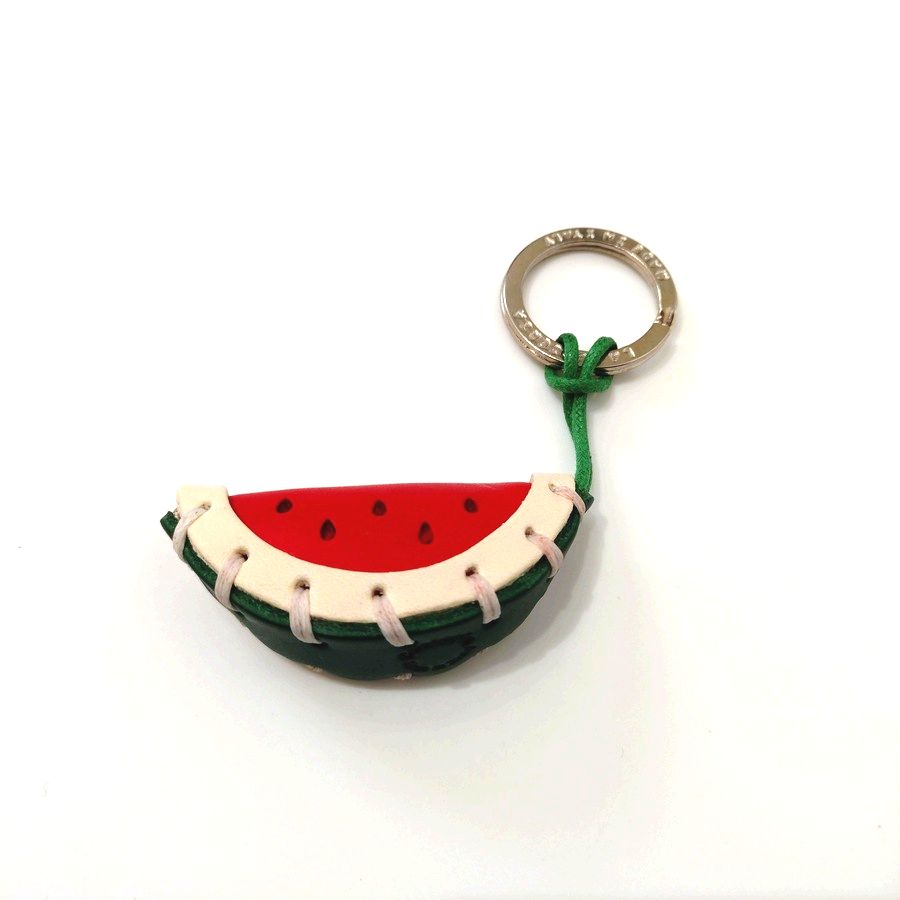 ■ LEATHER KEYHOLDER（レザーキーホルダー） 【 モチーフ 】 スイカ 【 COLOR 】 レッド×ホワイト×グリーン 【 SIZE 】 本体 / 横：5.5cm×縦：3cm 【 生産国 】 MADE IN ITALYラ・ク...