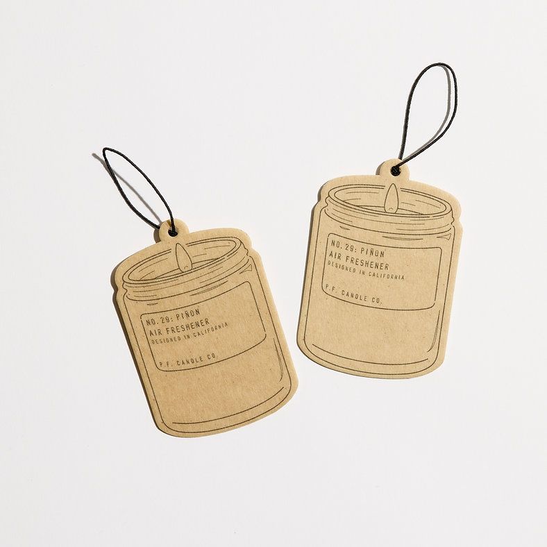 【MODEL】 AIR FRESHENER(エアーフレッシュナー） - PRODUCT INFOコンパクトな空間に香りを添える、吊り下げタイプのエアフレッシュナー。 車内だけでなく、クローゼットや玄関、引き出しなどにも使用できます。 同じ香...