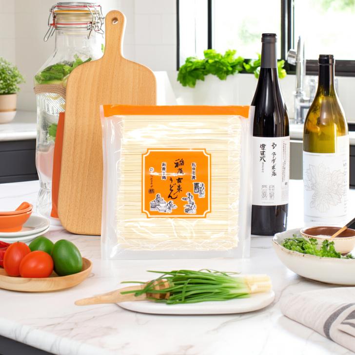 商品情報名称稲庭古来うどん　チャック付き袋入り800g原材料名小麦粉（国内製造）、食塩、澱粉内容量8人前賞味期限別途商品ラベルに記載保存方法直射日光及び湿気を避け、常温で保存してください。製造者有限会社稲庭古来堂秋田県湯沢市稲庭町字稲庭25...