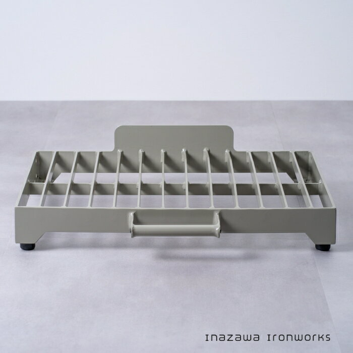 DROP　BOARD （ドロップボード） 泥や雪などの付着物を除去 まずはザックリと泥を落とそう 靴底の溝迄までしっかり落とそう 絶妙な曲線で溝の泥迄しっかり落とす カラー展開は5色 ・カラー4種類 ご使用中に錆が発生します メンテナンスを...